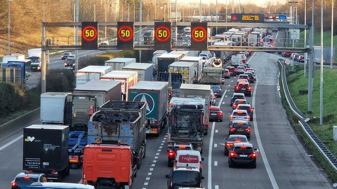 Ruim half uur file op Antwerpse Ring in beide richtingen door ongeval ter hoogte van de ...