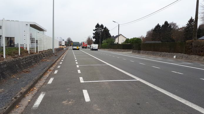 Parkeervakken langs Buke om wildparkeren van vrachtwagens aan banden te ...