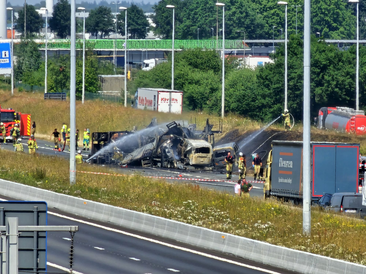 KIJK. E19 richting Nederland nog heel de avond afgesloten na zwaar ongeval met twee vrachtwagens ...