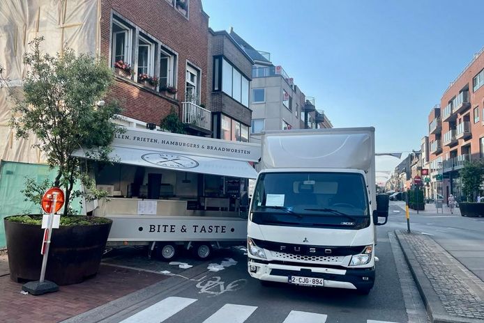 Foodtruck aangereden tijdens Batjes: medewerkster krijgt frietvet over ...
