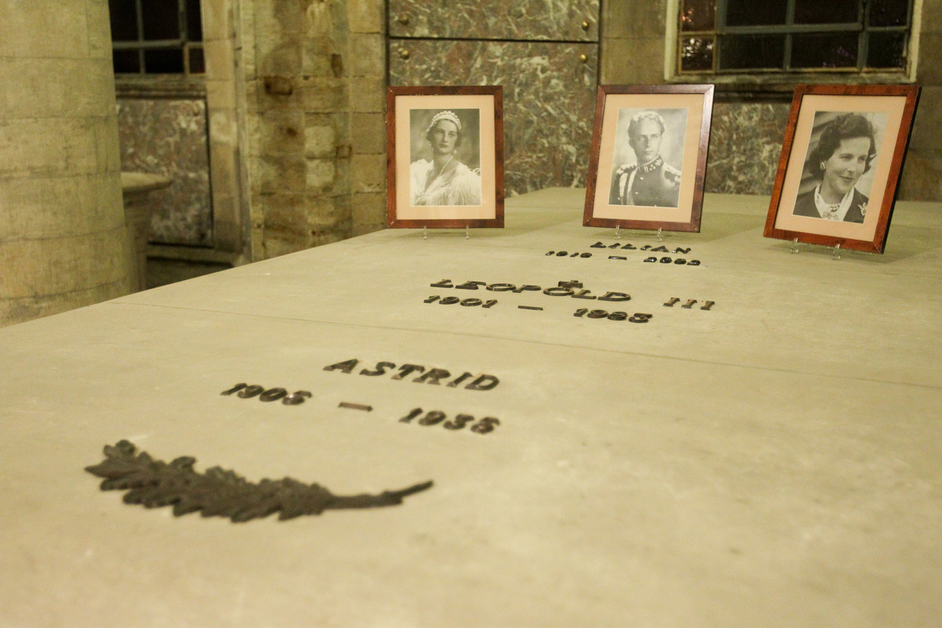 Leopold I moest langs de zijdeur en Albert II stond voor een groot ...