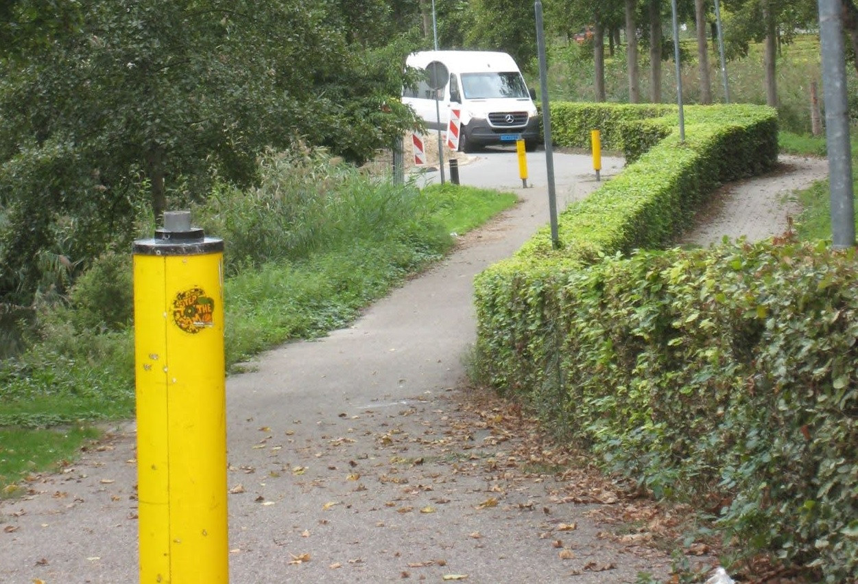 Gevaarlijke en zinloze paaltjes in Den Bosch: de helft kan weg | Foto ...