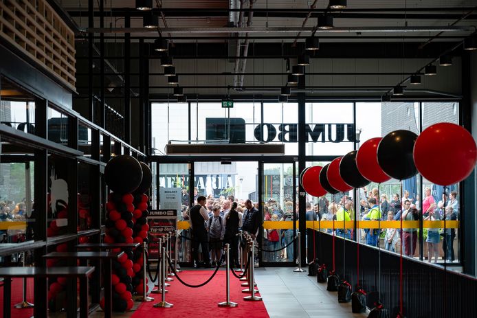 Tranen bij jonge fans Enzo Knol: vanwege drukte niet meer binnen bij ...