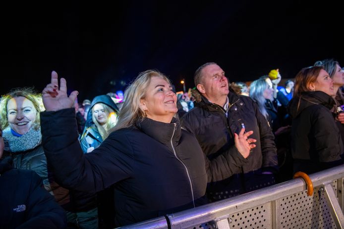 In stromende regen wacht Jolanda op Tino Martin: ‘Heb ik voor hem over ...