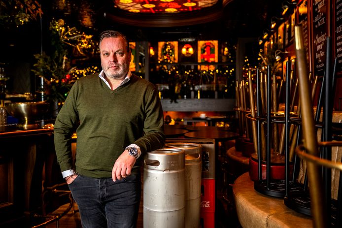 Café-eigenaar Frank opent deuren Engelse pub, ondanks verbod: ‘Wie kan ...