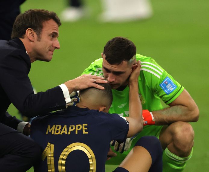 Inconsolable Mbappé Réconforté Par Emmanuel Macron Ce Que Le