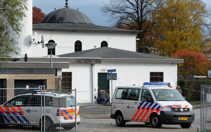 Mannen opgepakt voor nepbom bij moskee | Almelo | tubantia.nl