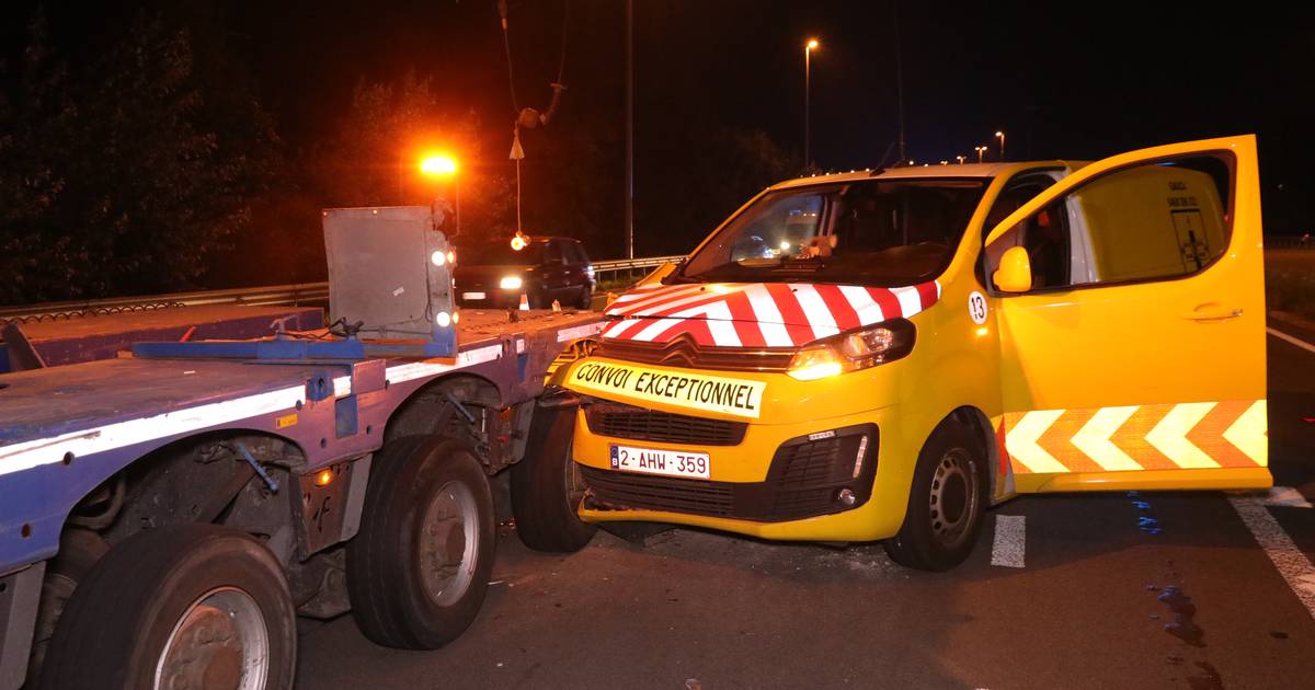 Begeleider uitzonderlijk vervoer knalt op truck die hij begeleidt ...