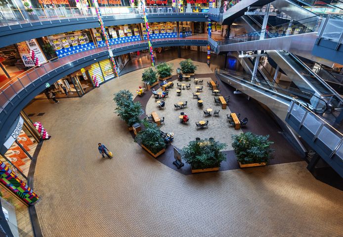 Een van de grootste woonmalls van Nederland ligt er nu verlaten bij ...