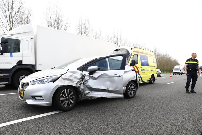 Ongeluk met auto en vrachtwagen op A28 bij Zwolle | Zwolle | destentor.nl