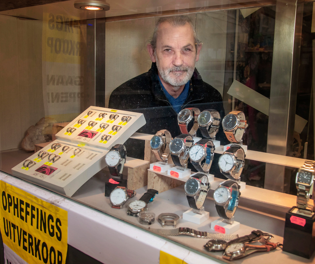 Horloge stopt na bijna 125 jaar met tikken bij juwelier Schaftenaar: ‘Sluiting doet klanten ...