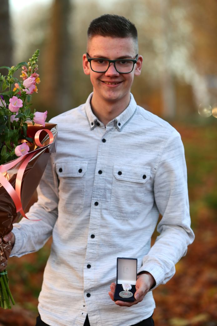 Samuel is 17 jaar, mantelzorger én eet geregeld samen met mensen die ...