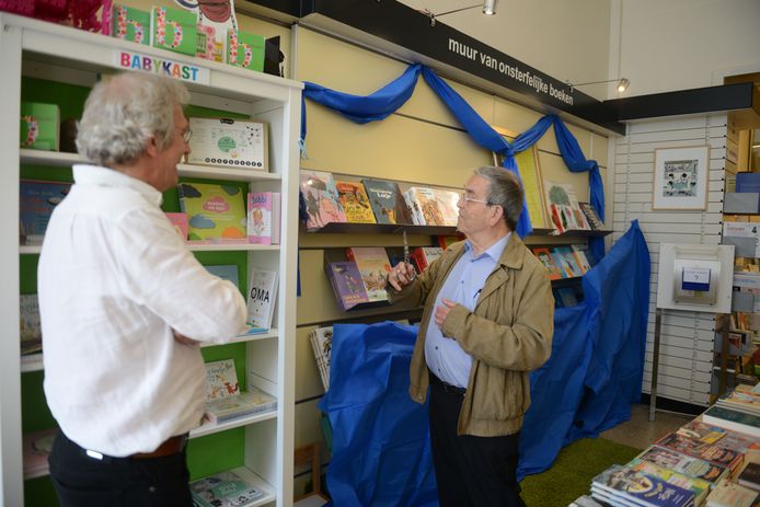 Oud-burgemeester Tobback onthult ‘muur van onsterfelijke boeken ... Oud-burgemeester Tobback onthult ‘muur van onsterfelijke boeken ...