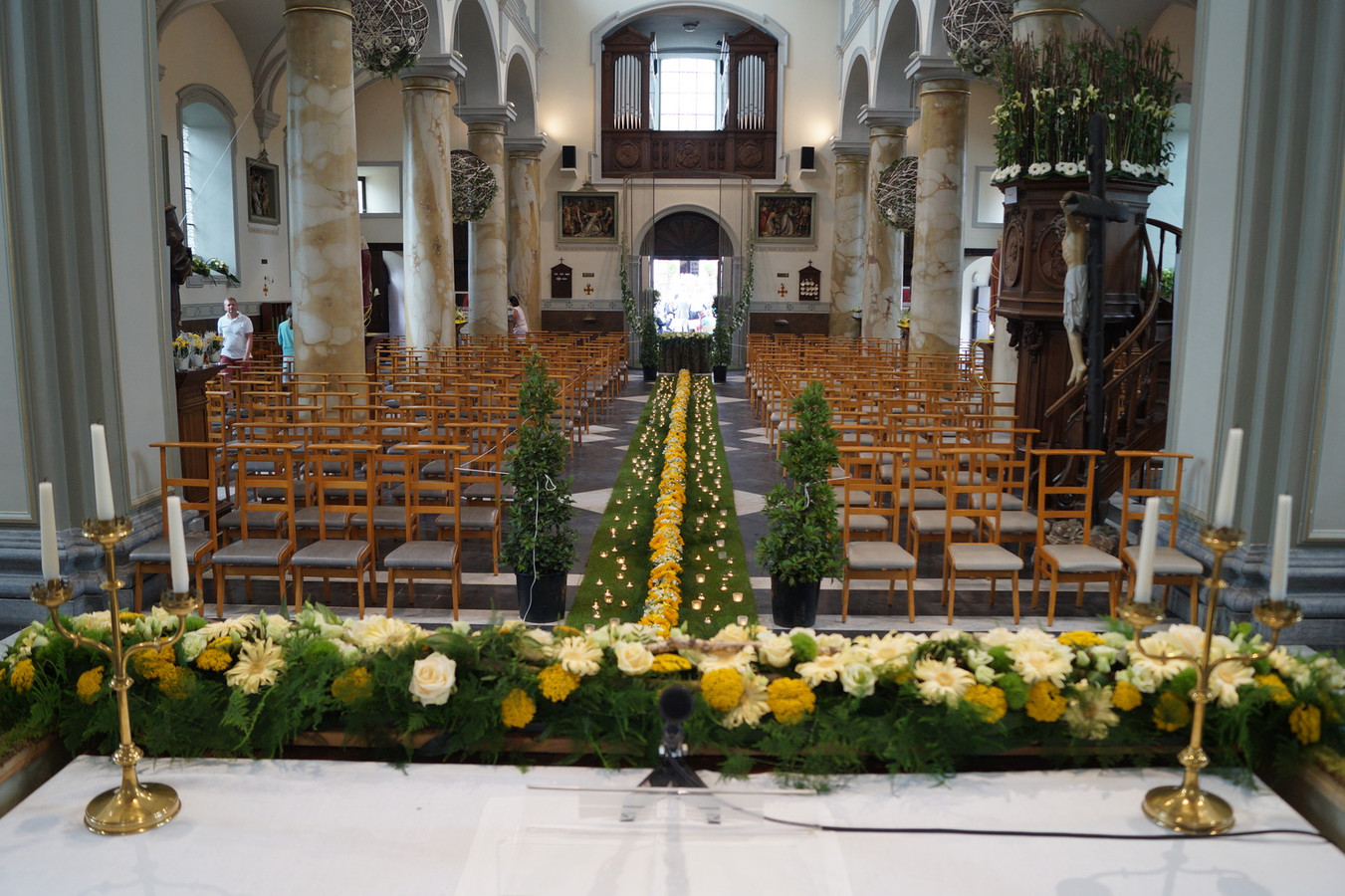 MIJN DORP. Het Kanegem van Daniëlle Coussée (56): “Bloemen maken ...