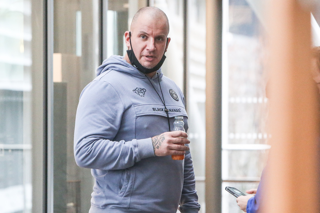 Des voitures de course, de jolies femmes et plus d'un million d’abonnés ...