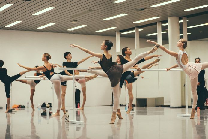 Sierlijke dansers van Junior Ballet Antwerp geven optreden in zaal LUX ...