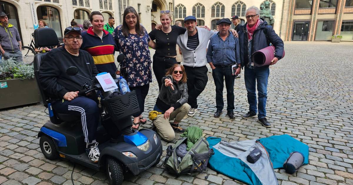 Actievoerders slapen nacht onder de sterren uit solidariteit met ...