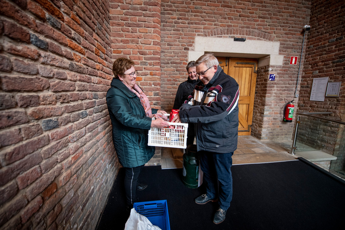 Pasen is eten brengen bij de kerk in Neede. ‚Ik doe extra boodschappen ...