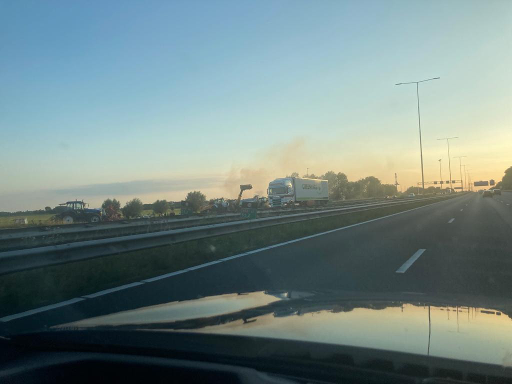 Boze boeren steken hooibalen in brand naast A12 bij De Meern, vuur ...