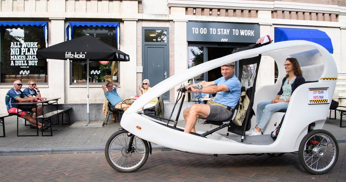 In zijn fietstaxi vertelt Theo verhalen over de vuurtoren van Breda en ...
