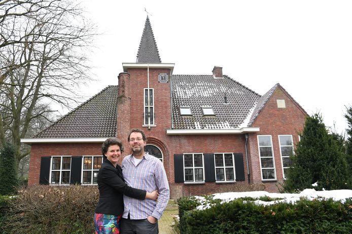 Axel en Carlijn verlieten Zuid-Afrika en wonen nu in voormalig politiebureau van Berkel-Enschot ...