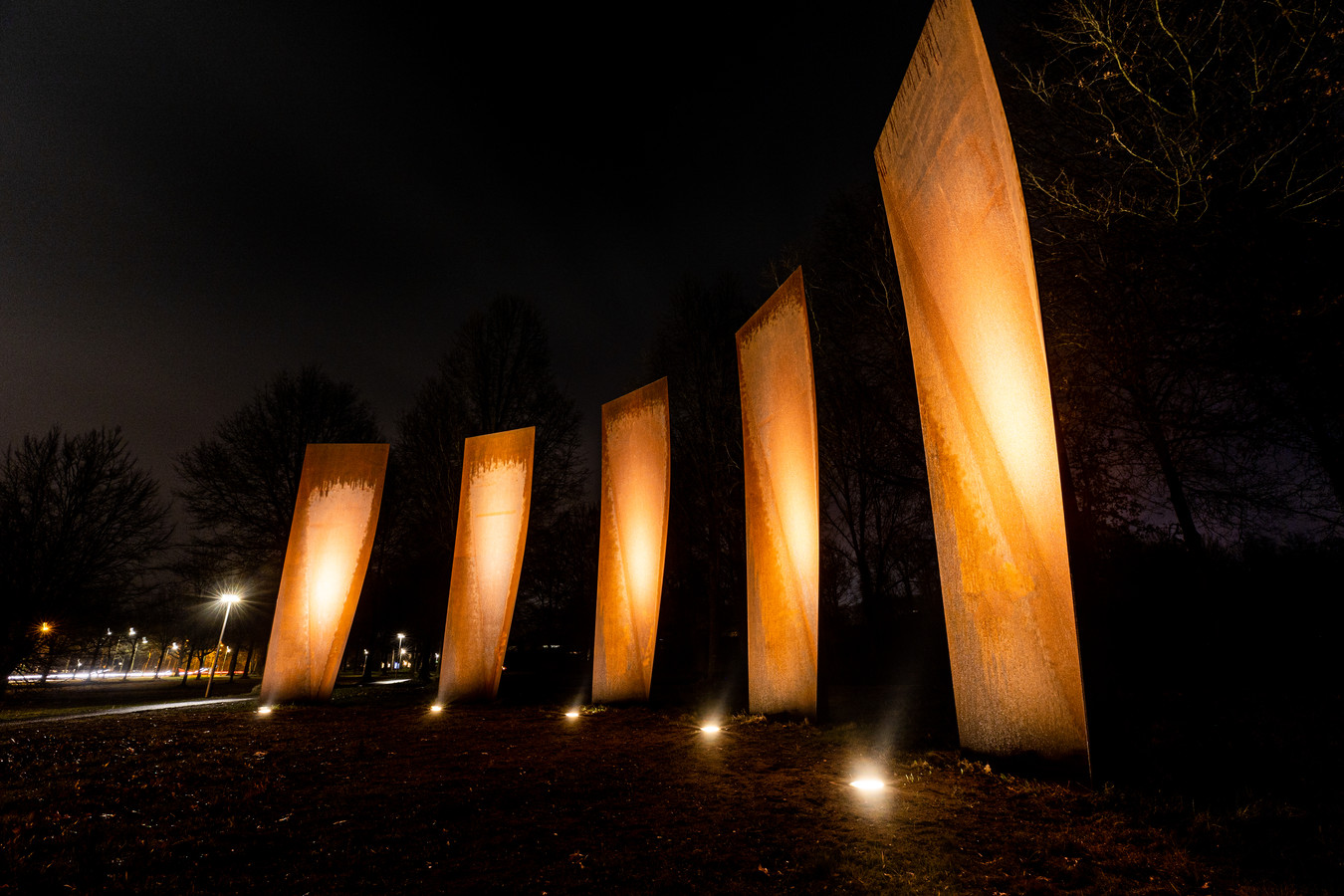 Als het in Hengelo donker wordt, gaan de schijnwerpers aan en wordt het ...