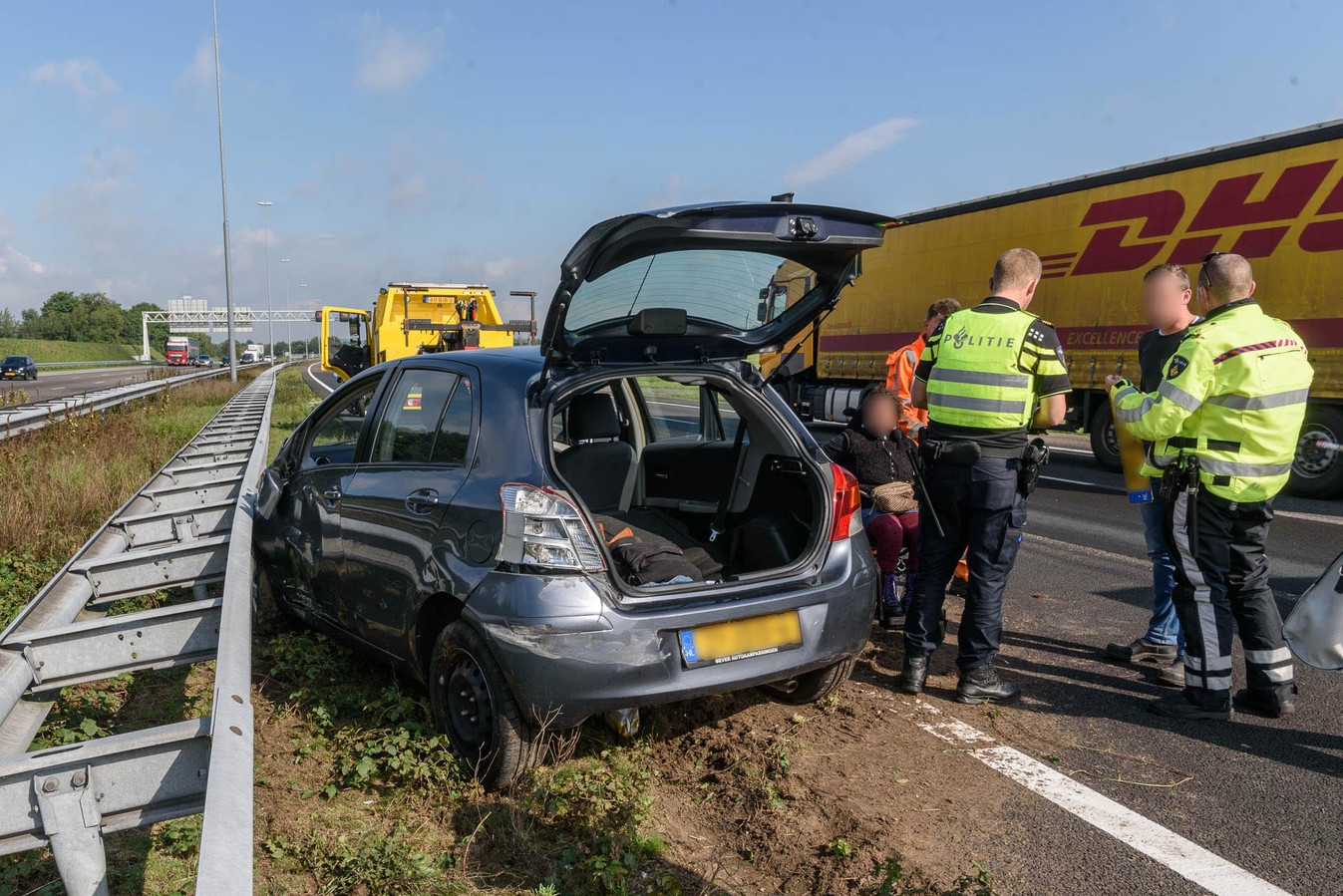 Ongeluk tussen auto en vrachtwagen op A16, geen gewonden | Foto | bndestem.nl