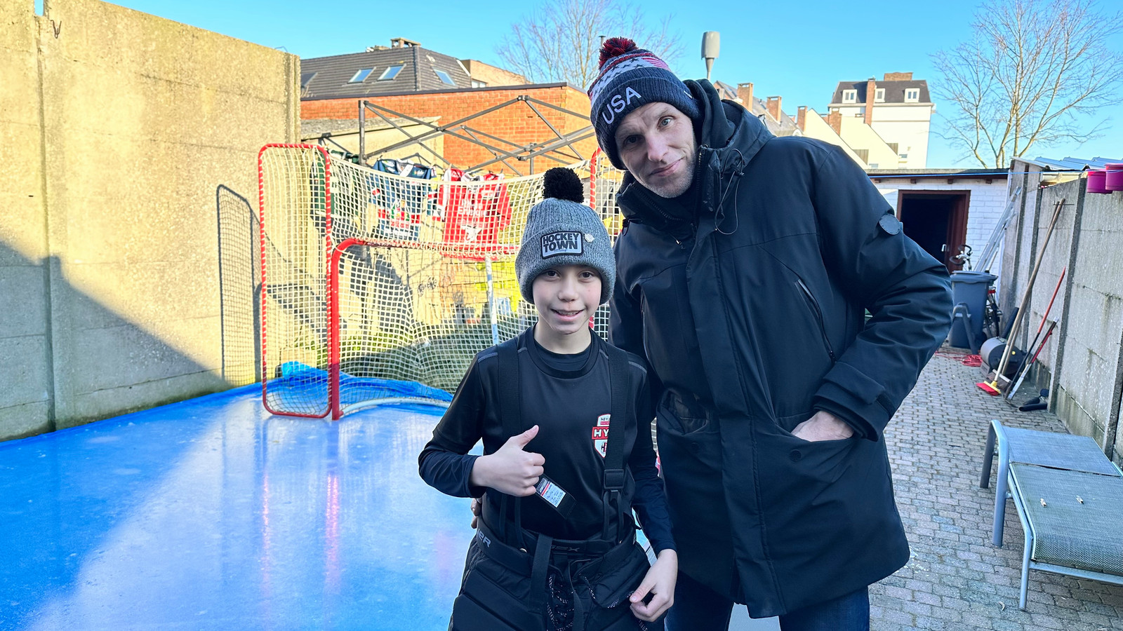 KIJK. Louiz (10) maakt eigen ijshockeybaan in achtertuin: “Water ...