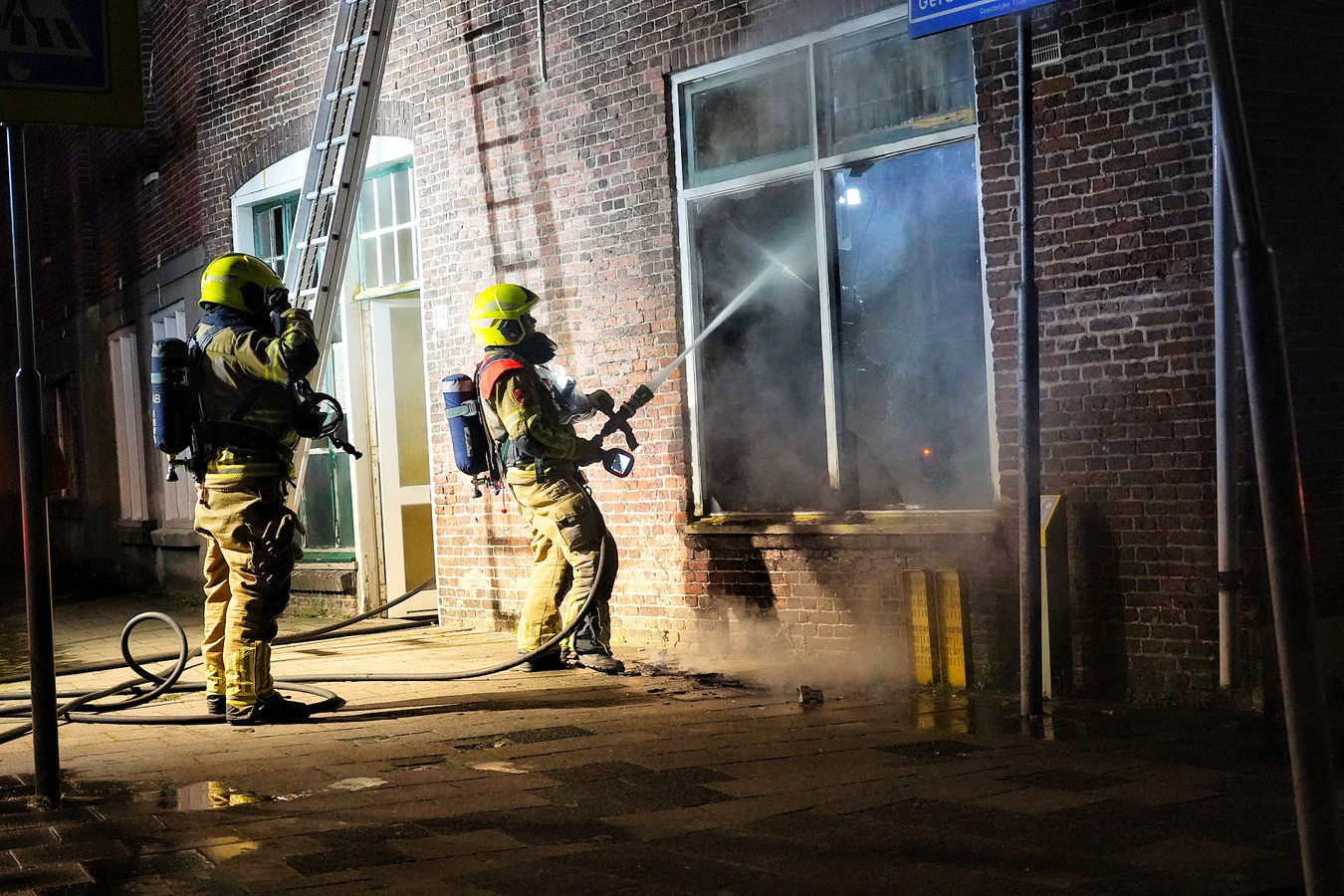 Brand breekt uit in woning Dongen, bewoners nagekeken door ...
