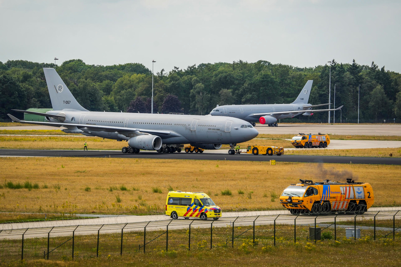 Vliegtuig van Defensie landt uit voorzorg op Eindhoven Airport ...