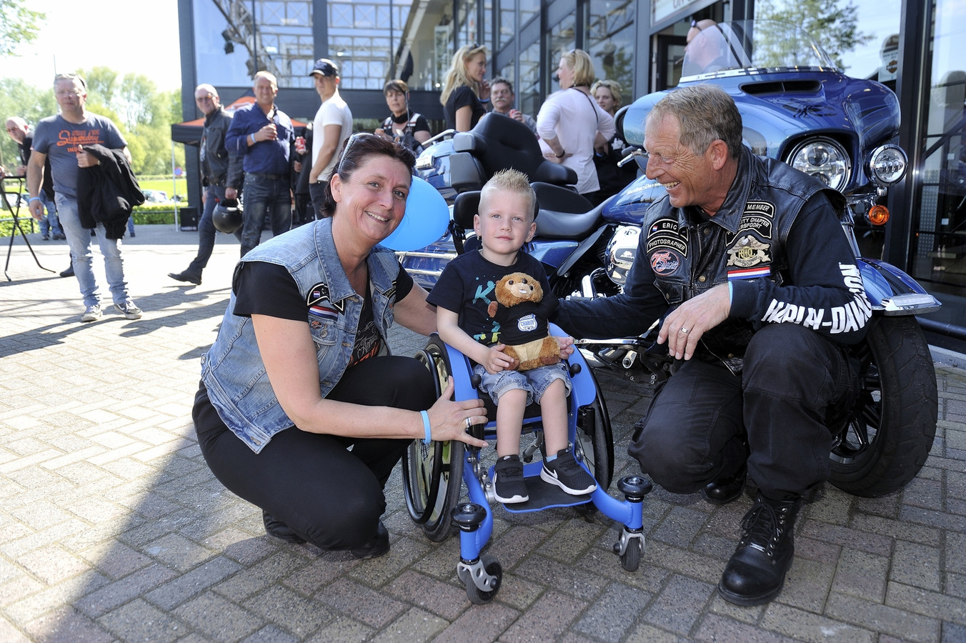 Opa rijdt voor kleinzoon met spierziekte | Foto | AD.nl
