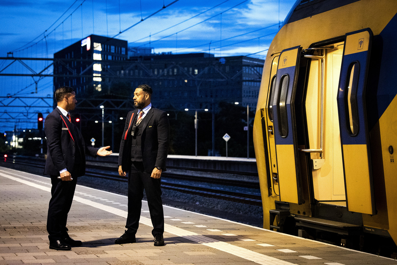 Mag de NS kantoorpersoneel vragen om mee te draaien als conducteur ...