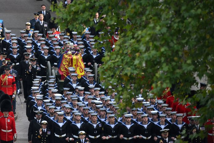 Waarom 98 matrozen affuit met kist van Queen Elizabeth II voorttrokken ...