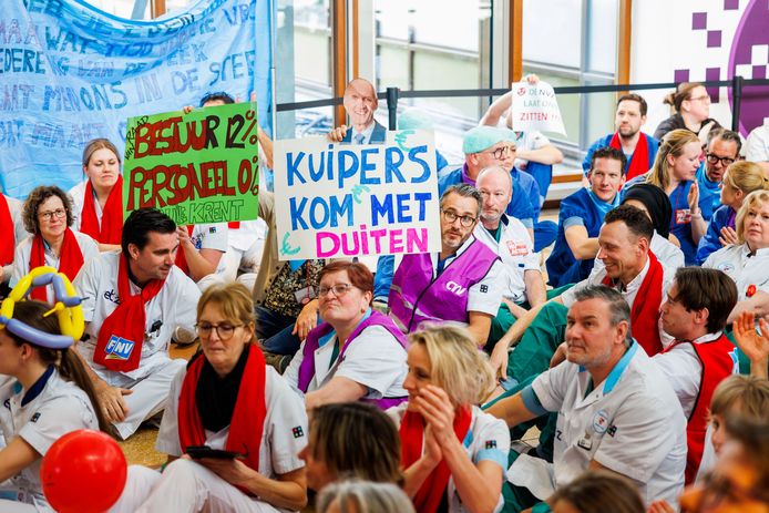 Loonachterstand in de zorg is ook een politieke keuze | Opinie | AD.nl