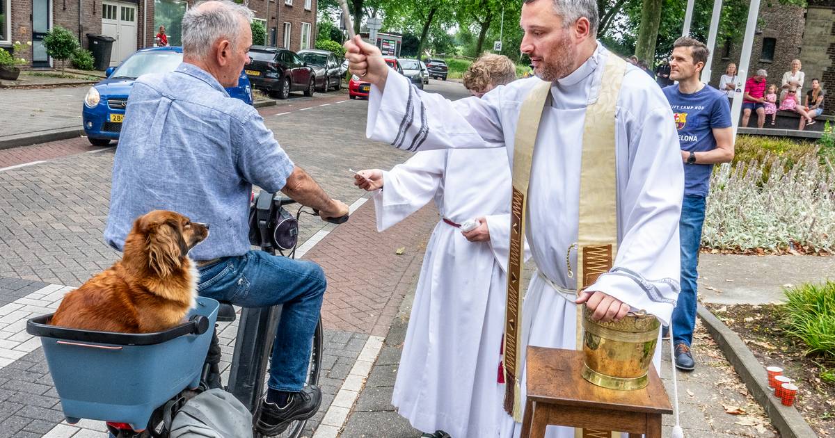 Niemand ontkomt aan de zegening van de kapelaan van Gennep, en dat is ...