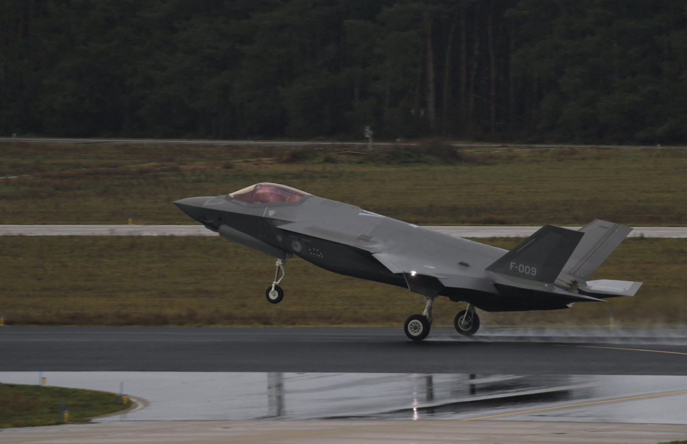 Nieuwe F-35 maakt voor het eerst een doorstart bij daglicht op ...