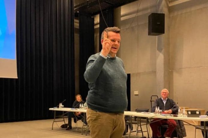 Steven Kindt legt de eed af als nieuwe schepen in Lichtervelde (en ...