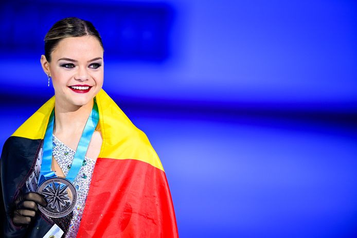 Loena Hendrickx pakt brons in prestigieuze Grand Prix kunstschaatsen ...