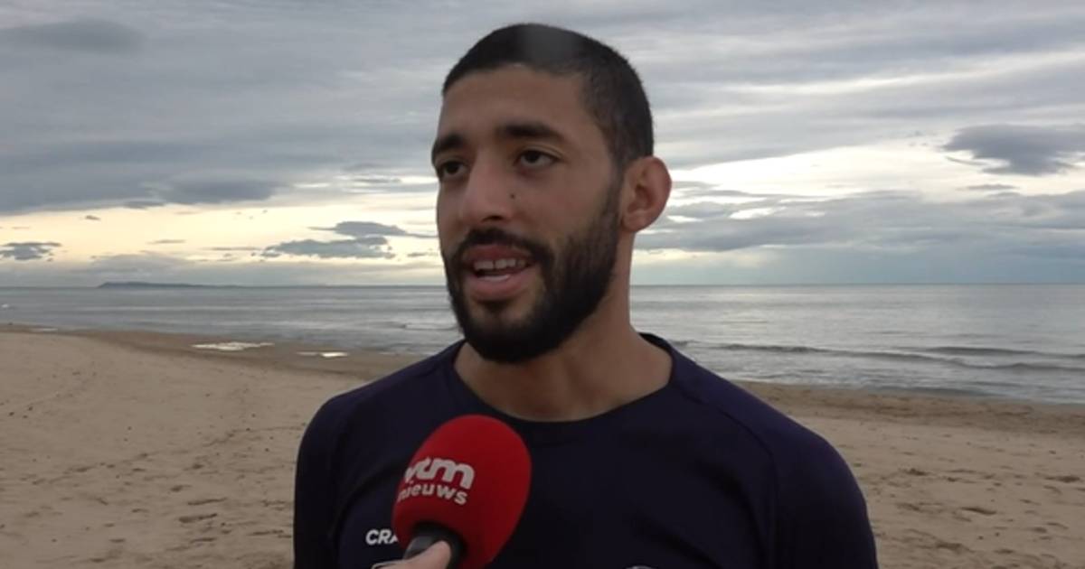 Tarik Tissoudali traint weer met de bal, zij het op het Spaanse strand ...