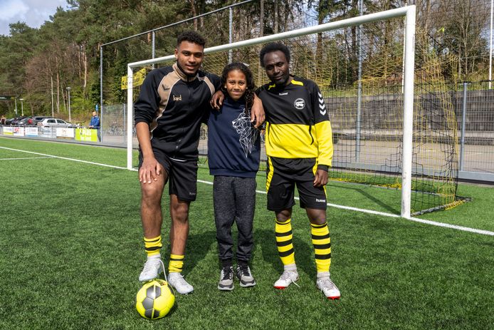 Yjahno (20) voetbalt met vader Sharlo (43) in ‘t Vliegdorp 1 ...