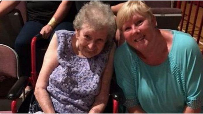 Oma (98) vervult ultieme droom en woont show met mannelijke strippers ...