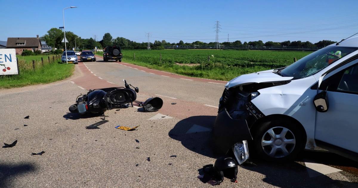 Bestelbus en scooter botsen op elkaar op kruising in Tiel | 112 nieuws Tiel | gelderlander.nl