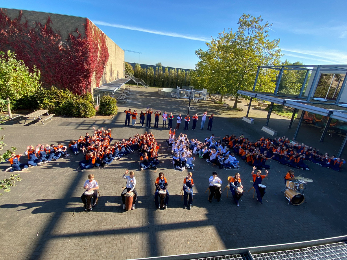 IN BEELD. PITO doet gooi naar MNM-titel ‘De Strafste School’: leerlingen overweldigen jury ...