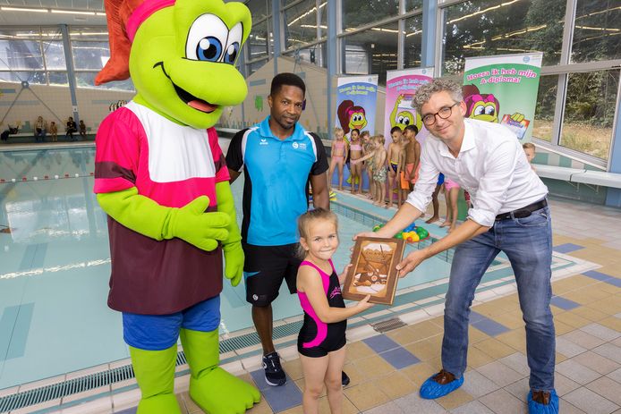 Lelystad zet kikkers Cas en Coco in om kinderen beter te leren zwemmen ...