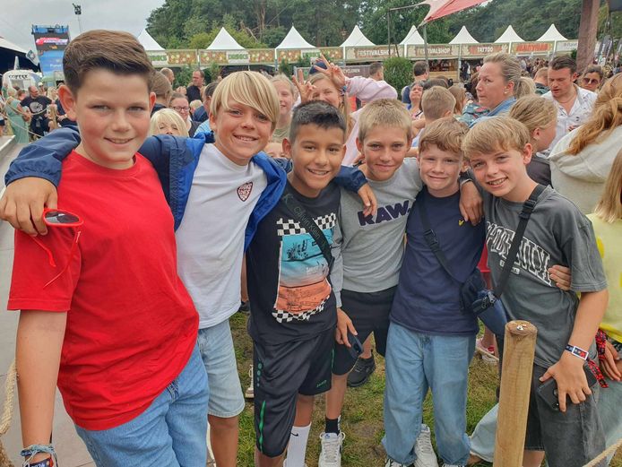 Bijna 2 uur aanschuiven voor foto met ‘Marc en Bieke’ op Rijvers ...