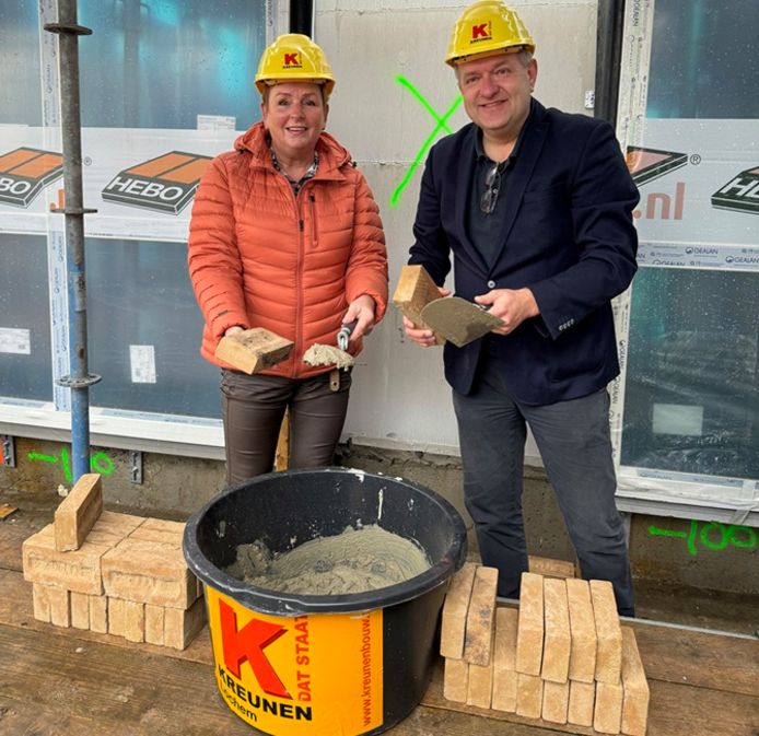 Bobo's in rol van metselaar: eerste stenen voor Het Berkelhuis op plek school in Eibergen ...