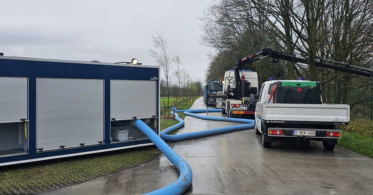Civiele Bescherming pompt water weg uit put aan Hoge Heideweg naar ...