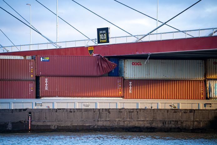 Oeps: containerschip botst tegen Rotterdamse Willemsbrug en komt vast ...