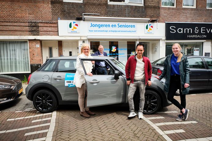 Eenzame ouderen kunnen vaker op pad, dankzij de deelauto van Juuve ...