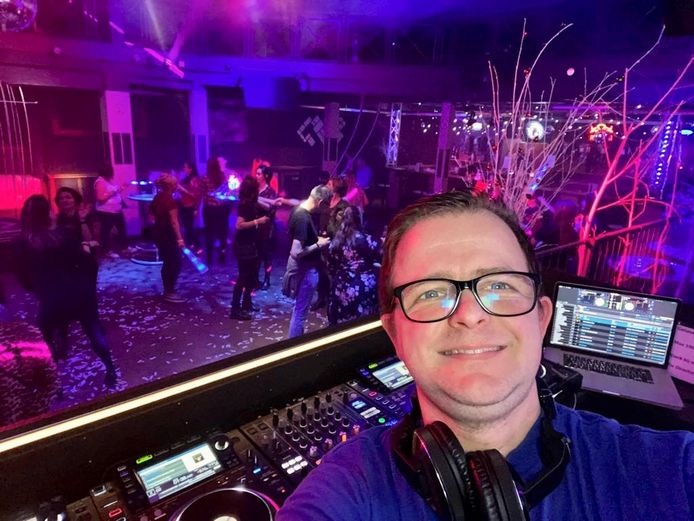Geen limiet op aantal gasten, maar dansen op feest blijft verboden: dj ...